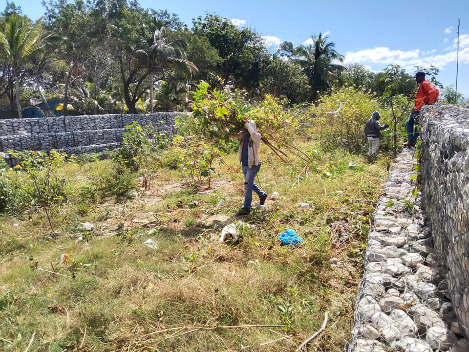 HOY 26 de marzo continuamos con la limpieza en nuestra playa Monte Rio ...